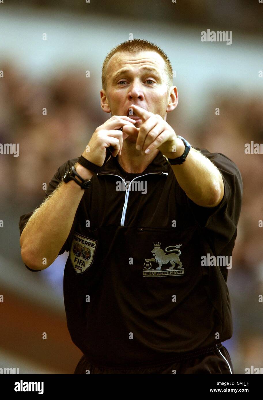 Graham Poll the referee tries and restores order during the match Stock ...