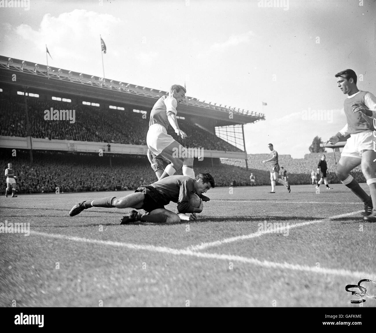 Peter bonetti chelsea Black and White Stock Photos & Images - Alamy