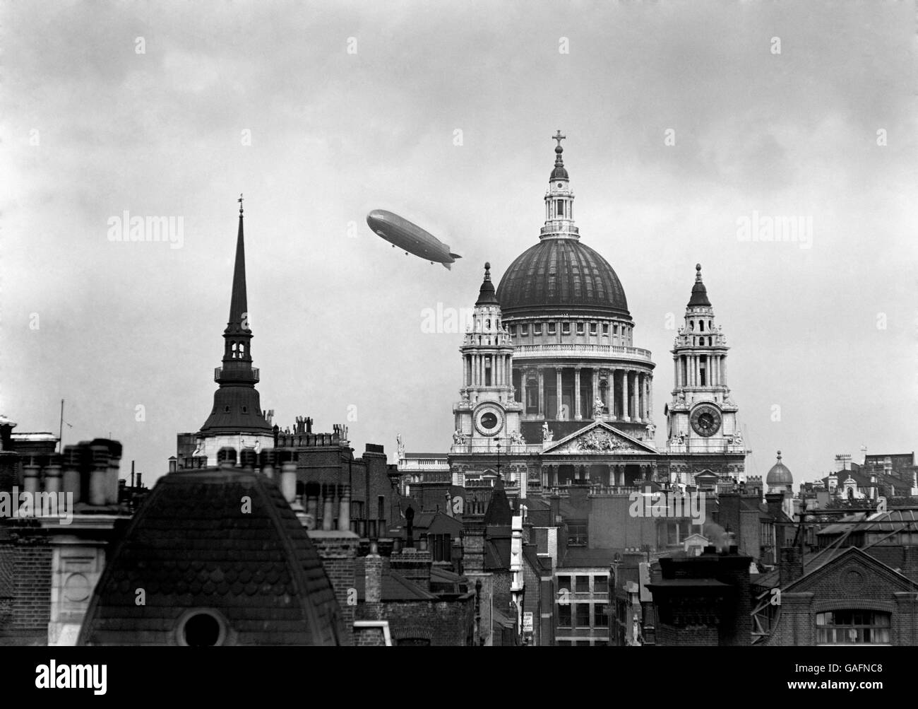 Zeppelin airship over london hi-res stock photography and images - Alamy