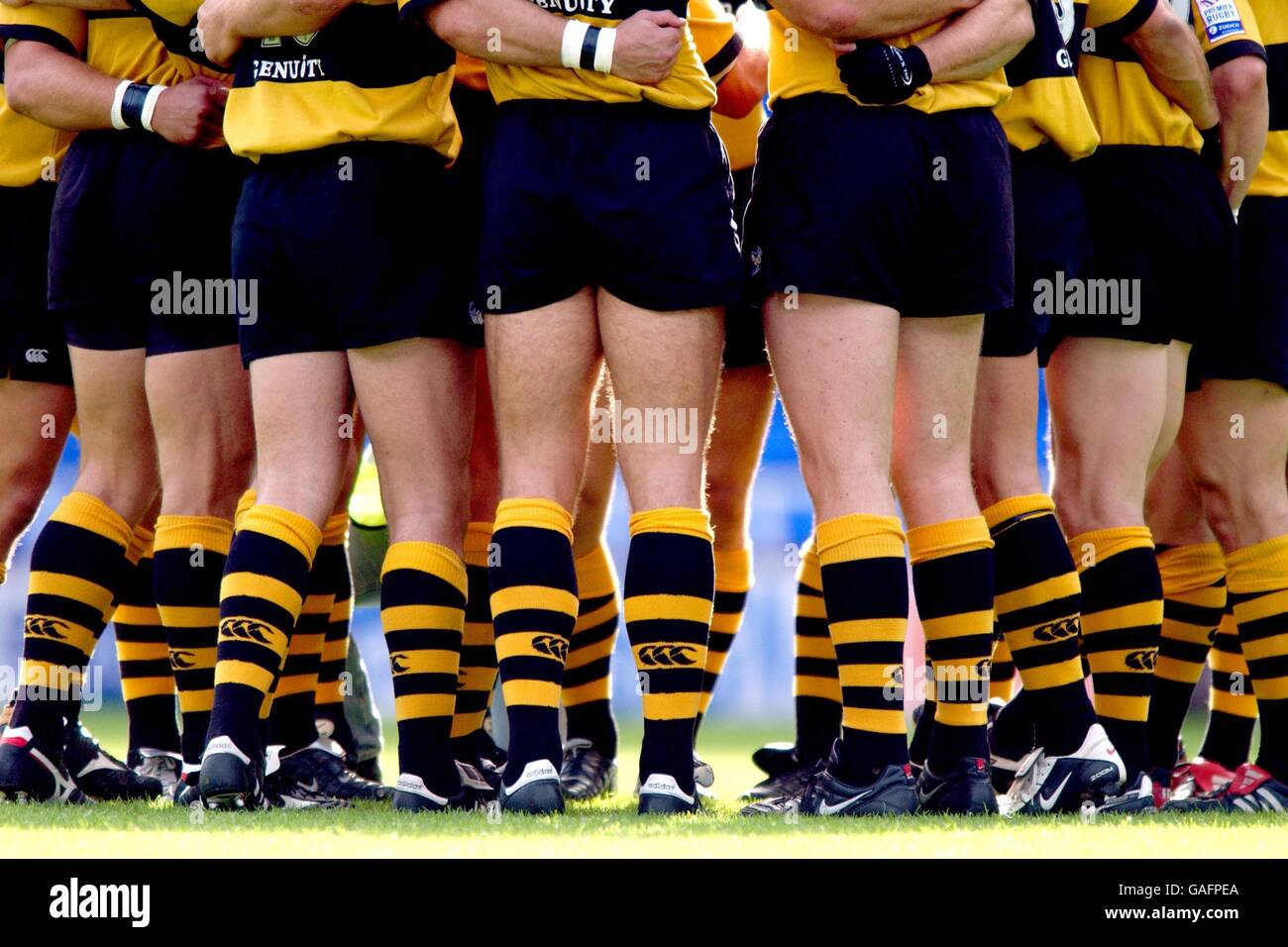 London wasps players huddle together for a team talk hi-res stock ...