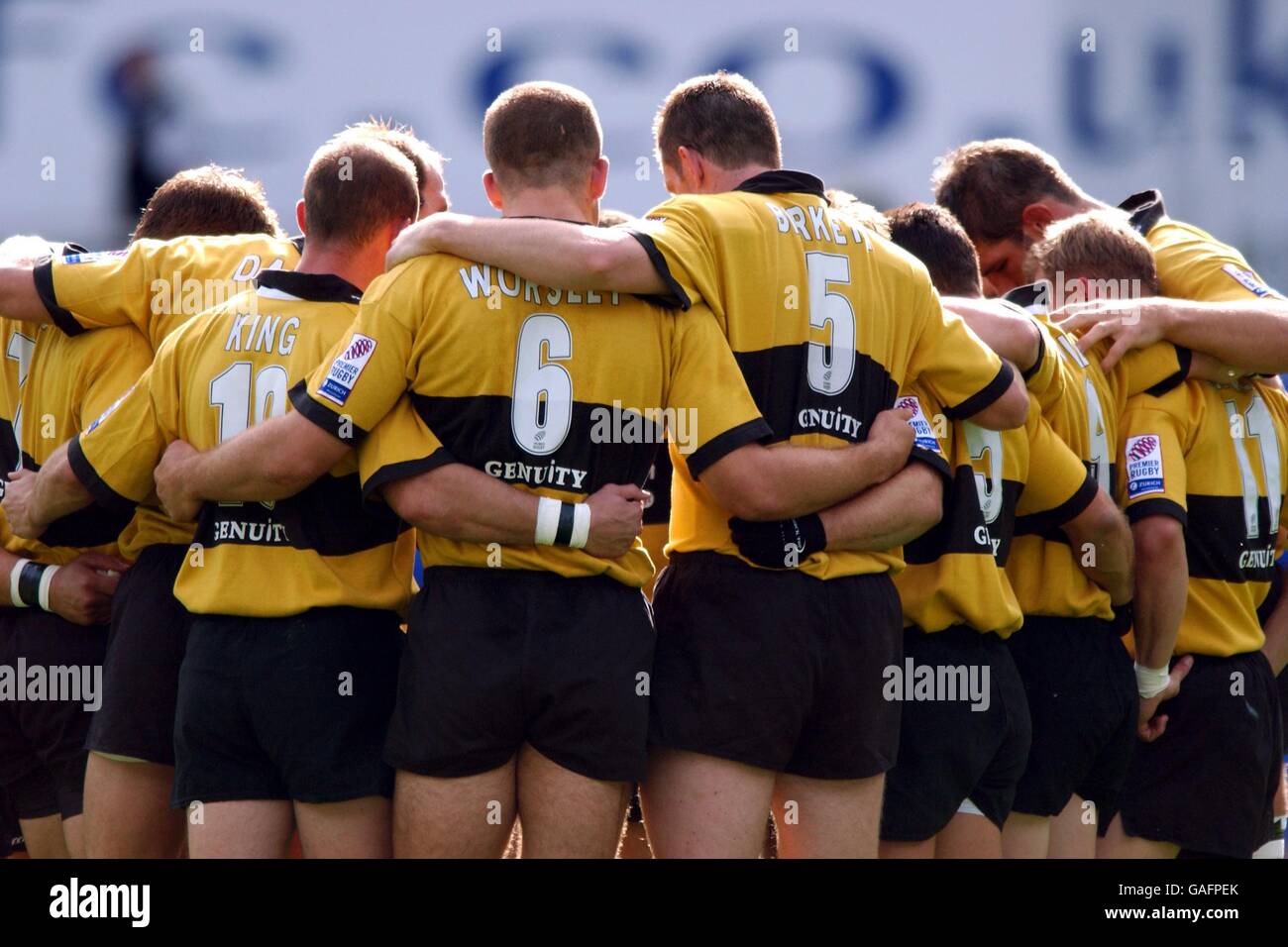 London wasps players huddle together for a team talk hi-res stock ...