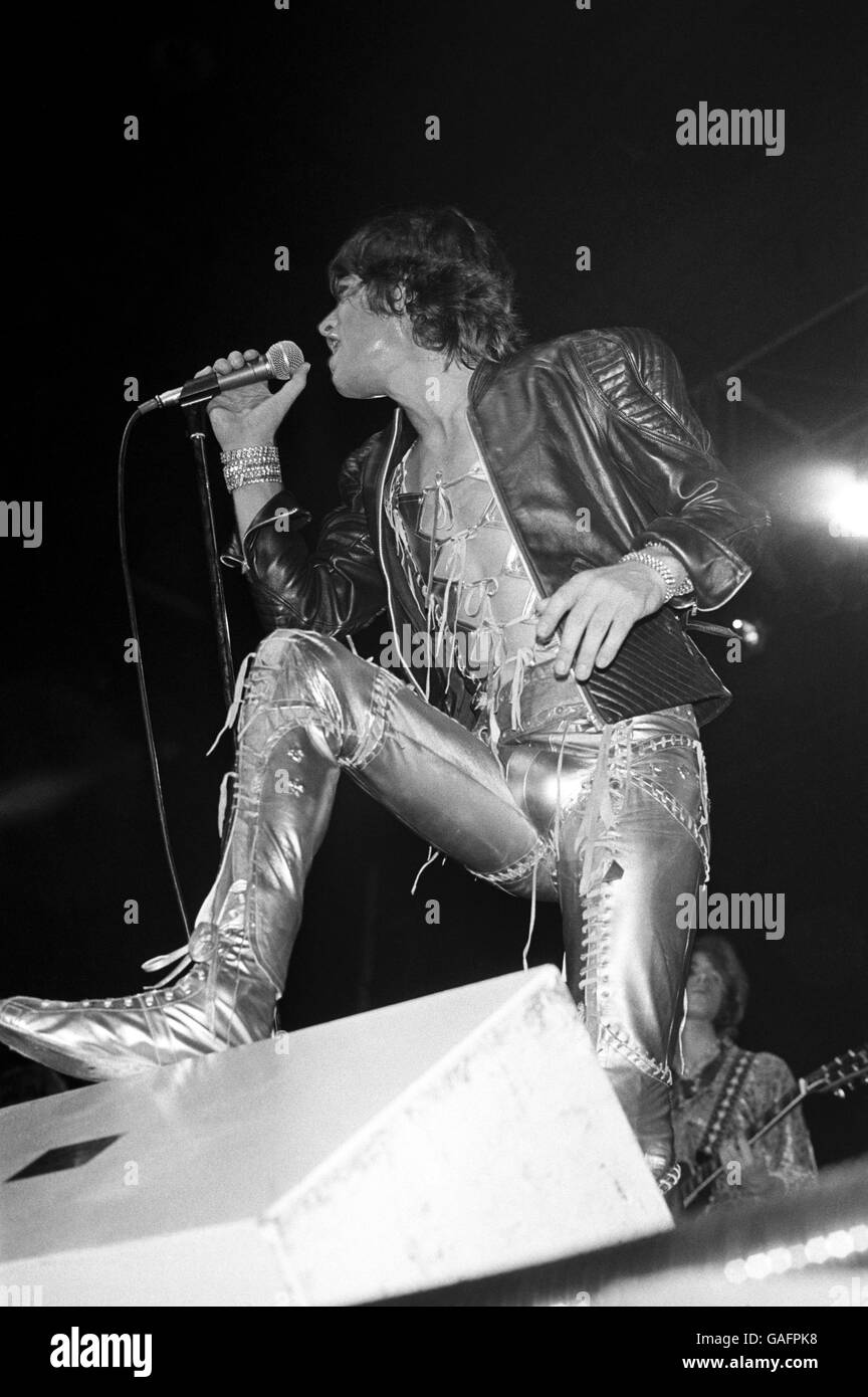 Mick jagger rolling stones on stage tonights empire pool hi-res stock ...