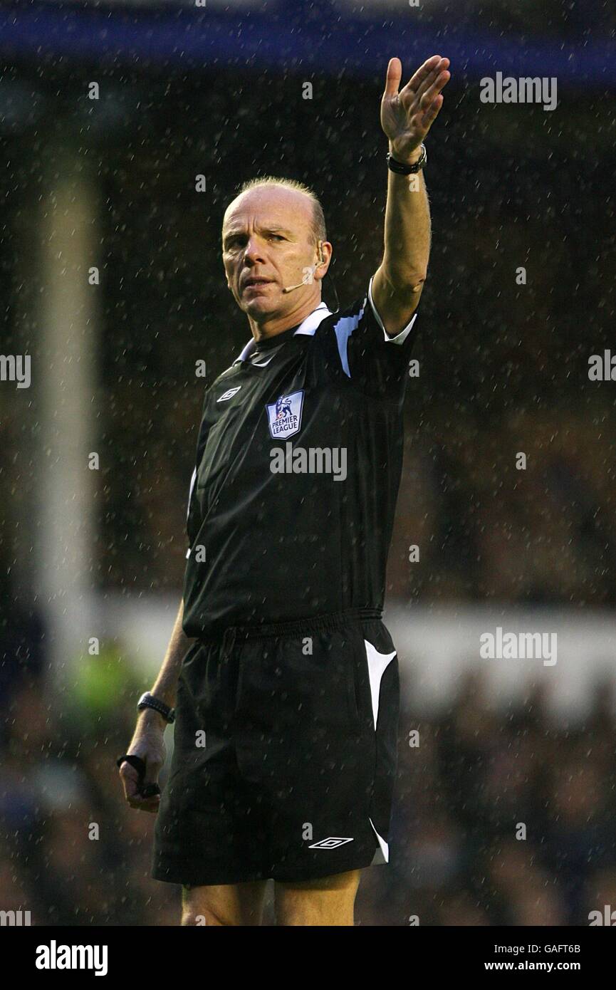 Football referee steve bennett High Resolution Stock Photography and ...