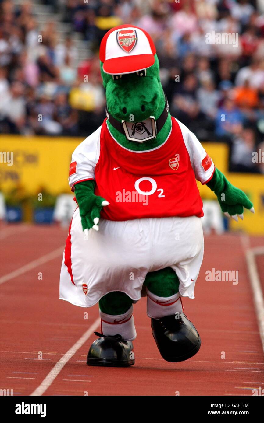 Arsenal's Gunnersaurus Rex in action during the Mascot Race Stock Photo ...