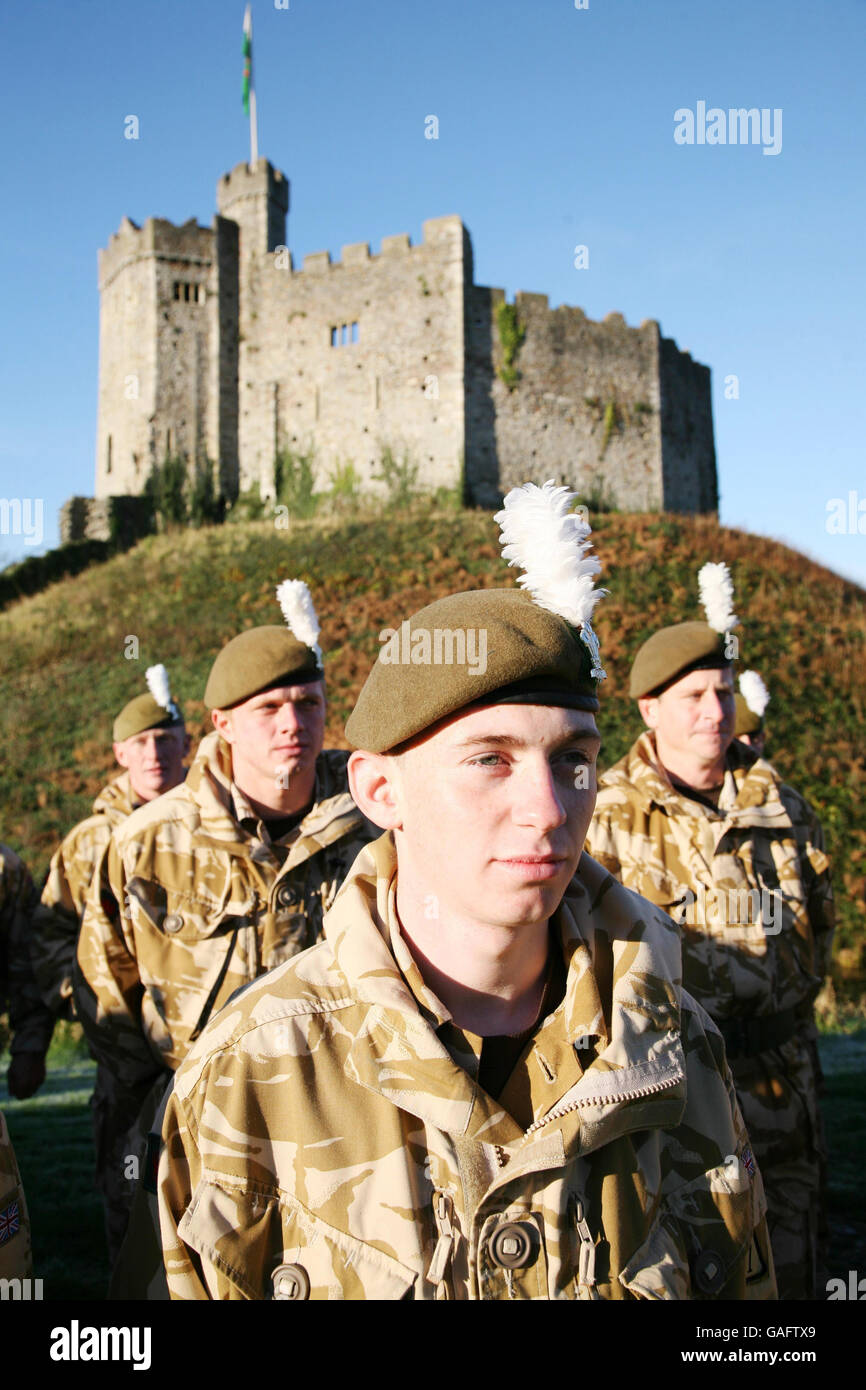 Returning soldiers parade through city Stock Photo - Alamy