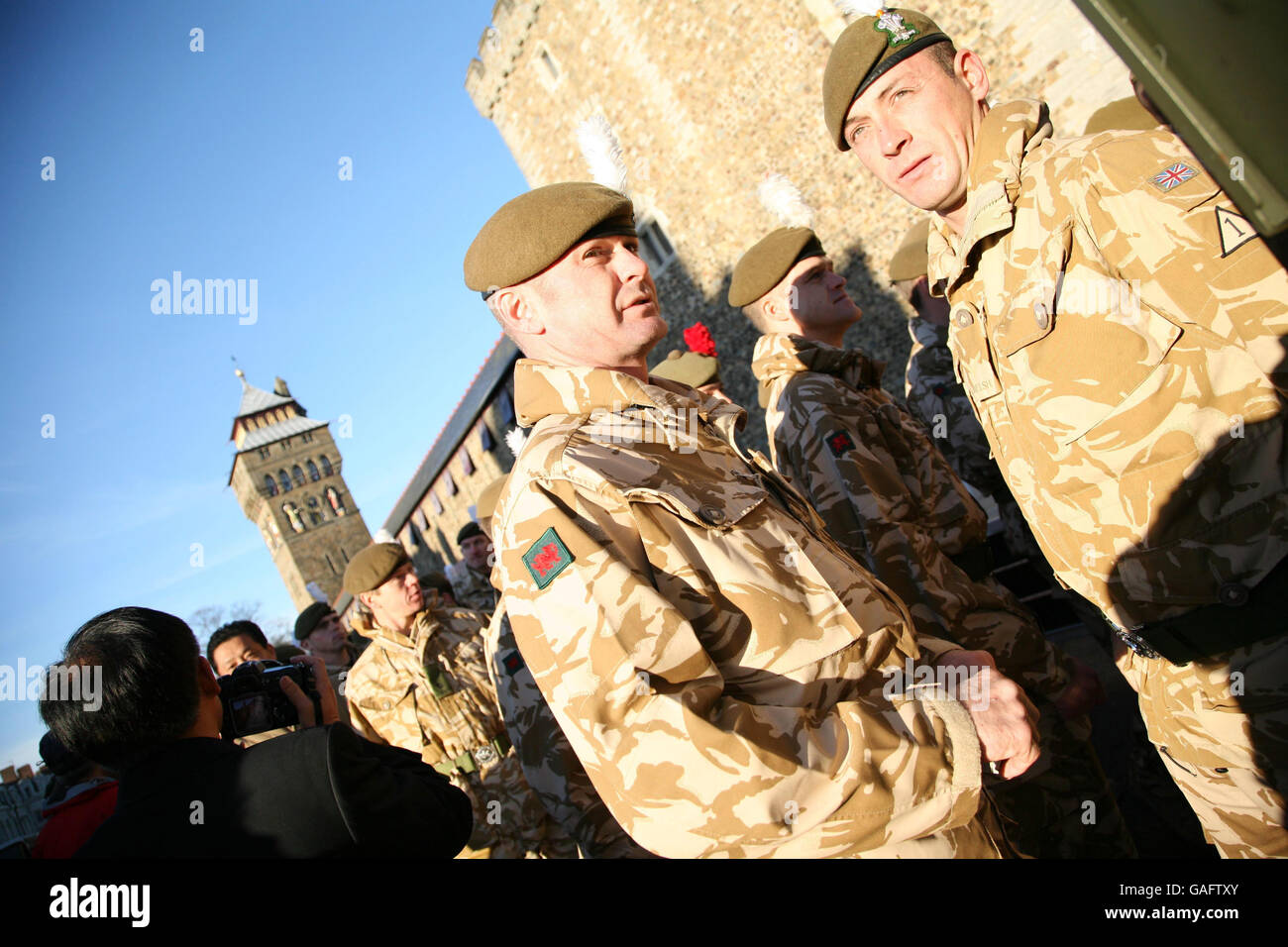 Returning soldiers parade through city Stock Photo - Alamy