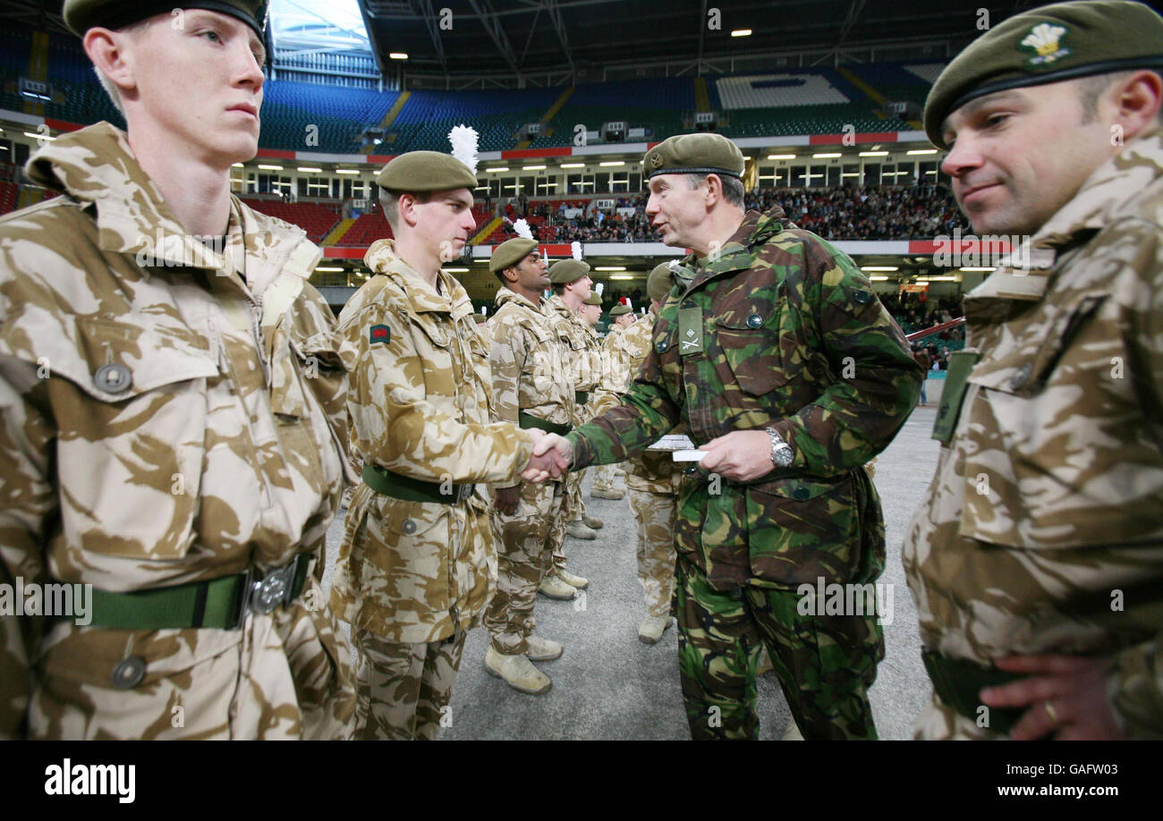 Returning soldiers parade through city Stock Photo - Alamy