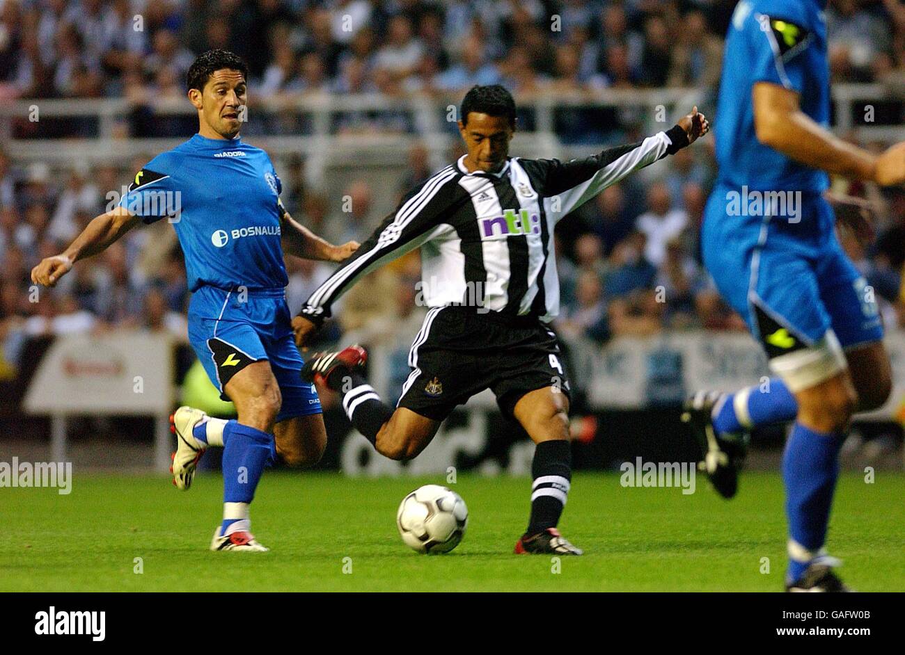 Newcastle uniteds nolberto solano hi-res stock photography and images ...