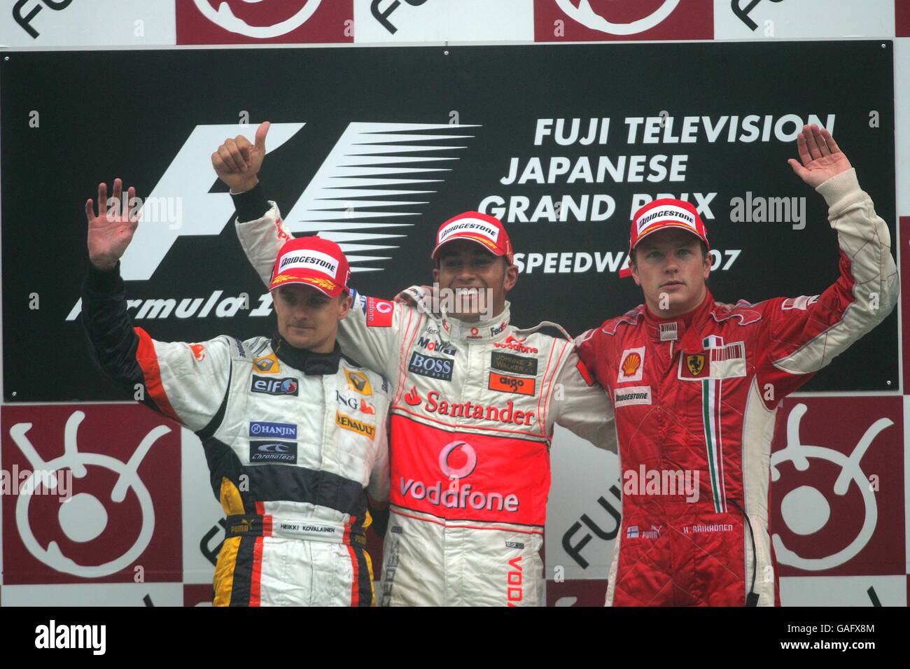 Heikki Kovalainen (FIN) Renault R27 with Lewis Hamilton (GBR) McLaren ...