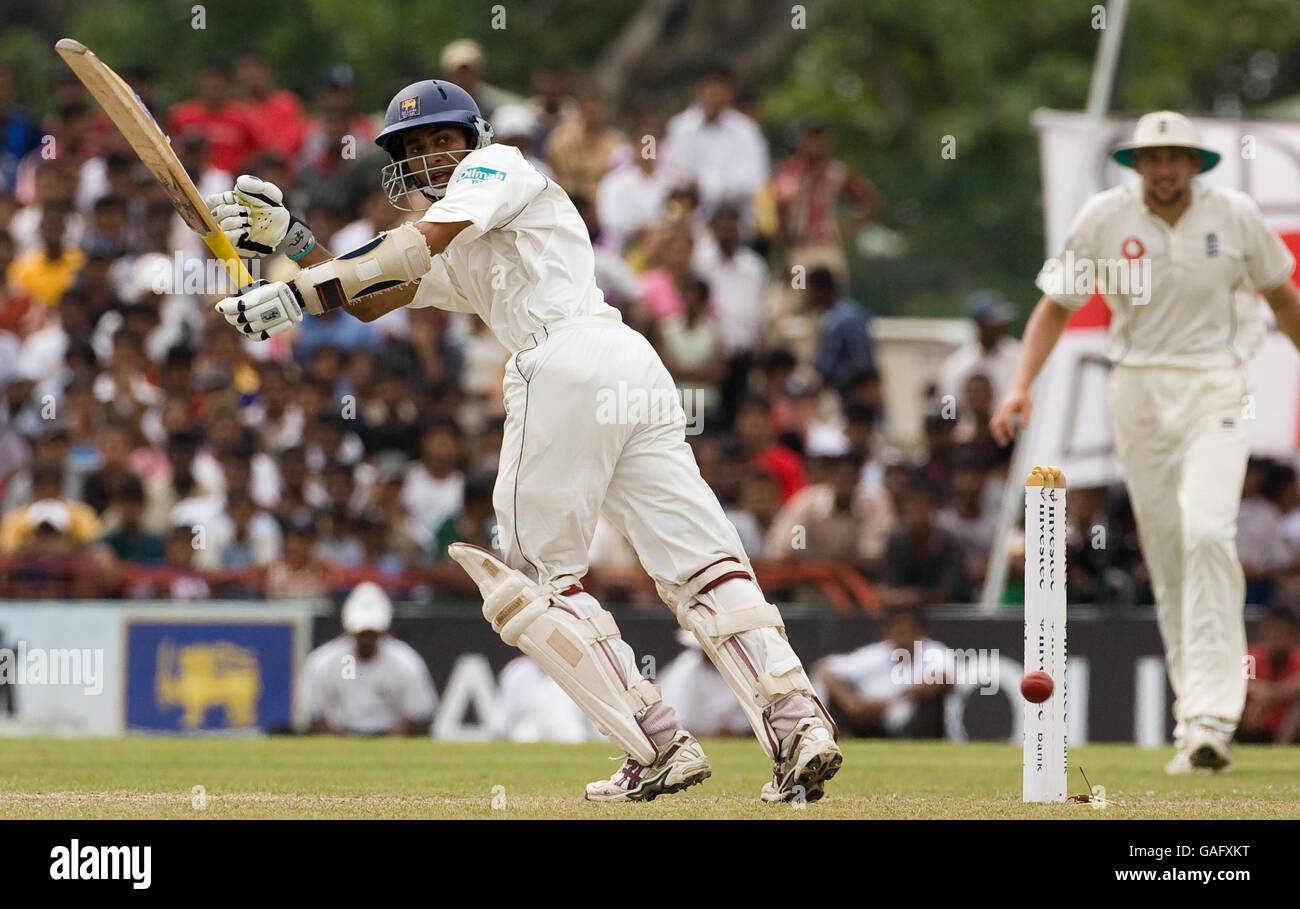 Sri lankas tillakaratne dilshan bats hi-res stock photography and ...