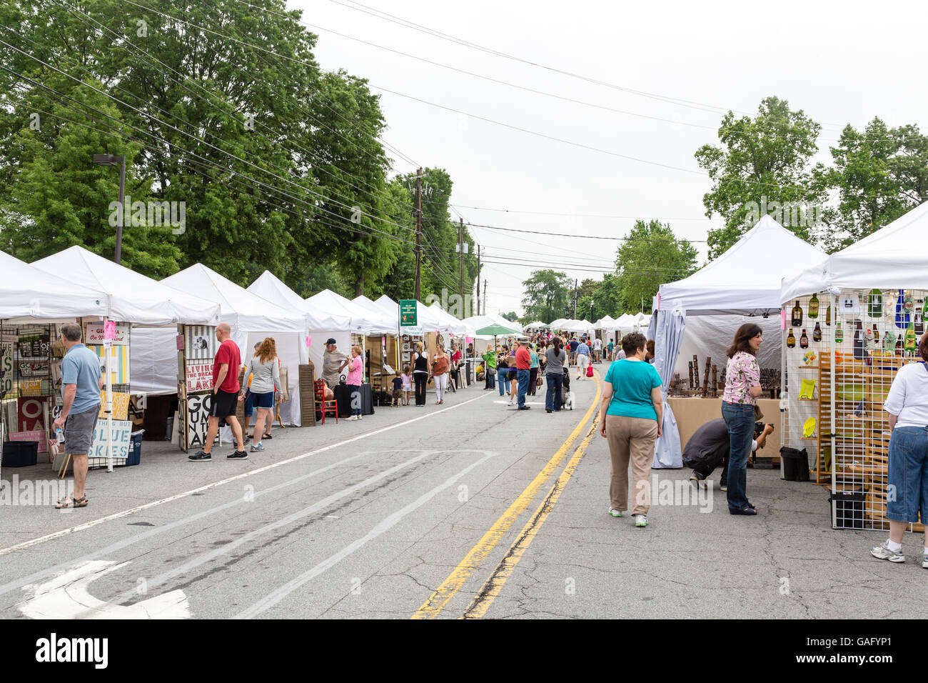 Artist booths hi-res stock photography and images - Alamy