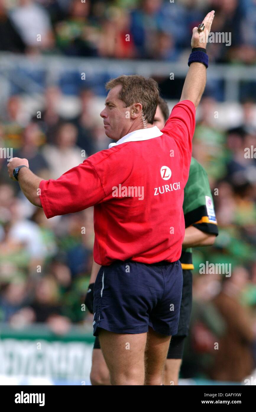 Referee steve lander hi-res stock photography and images - Alamy
