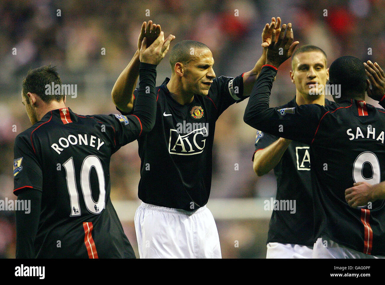 Manchester United's Louis Saha celebrates scoring with team-mates ...