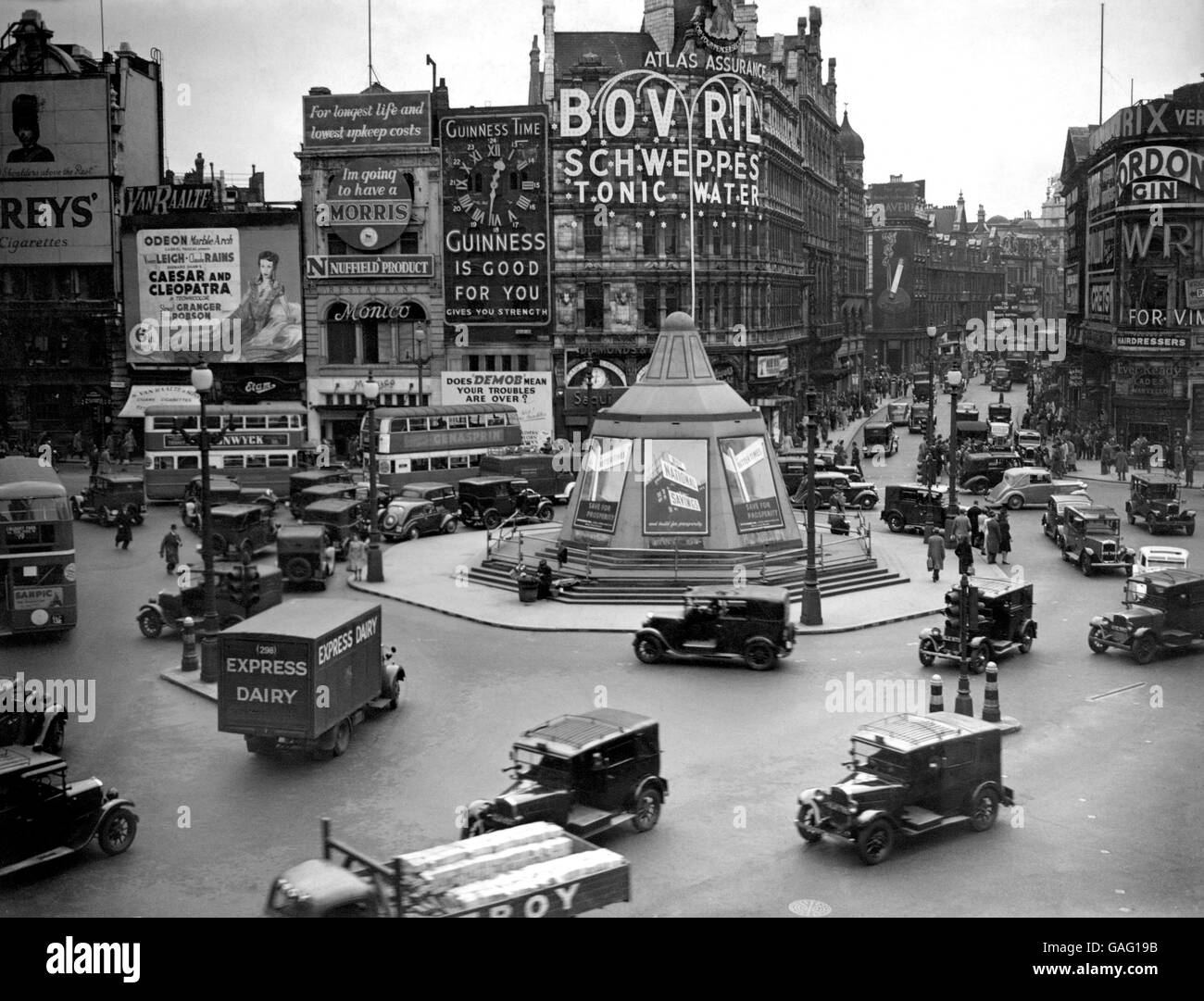 Printstor traffic in piccadilly circus hi-res stock photography and images - Alamy