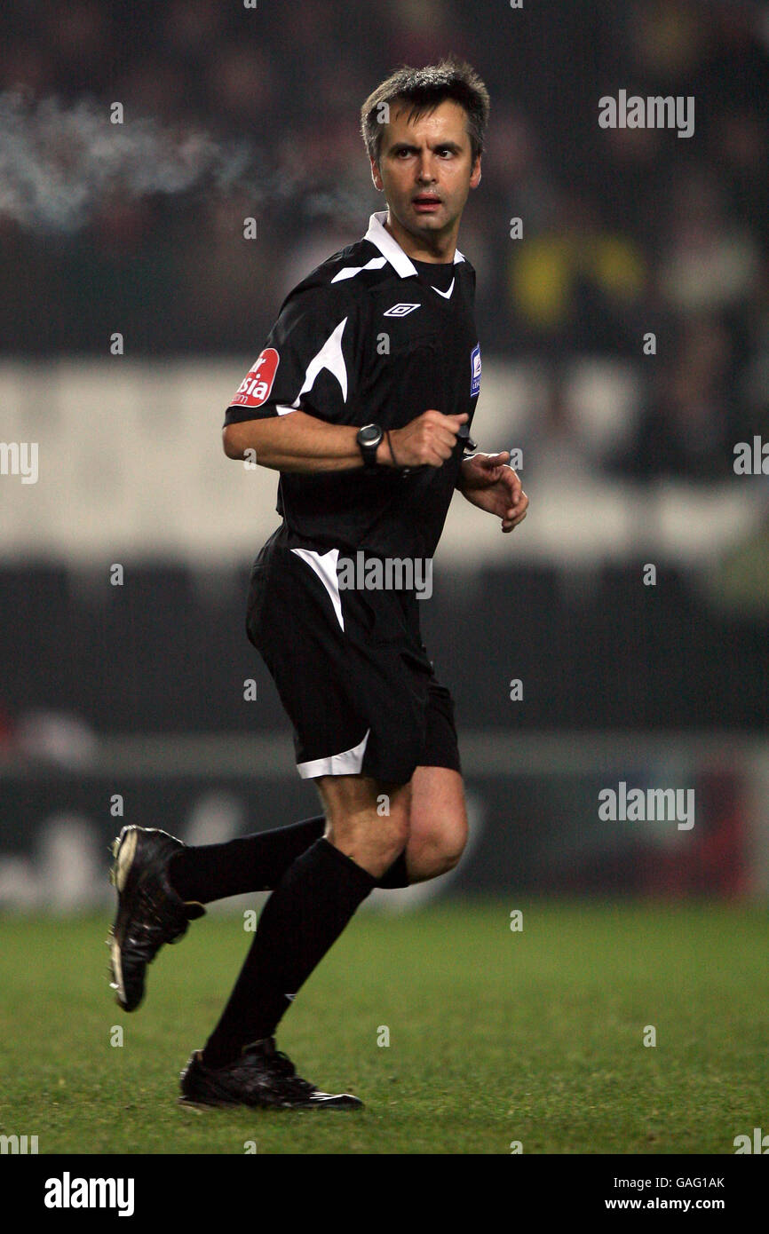 Milton keynes dons referee hi-res stock photography and images - Alamy
