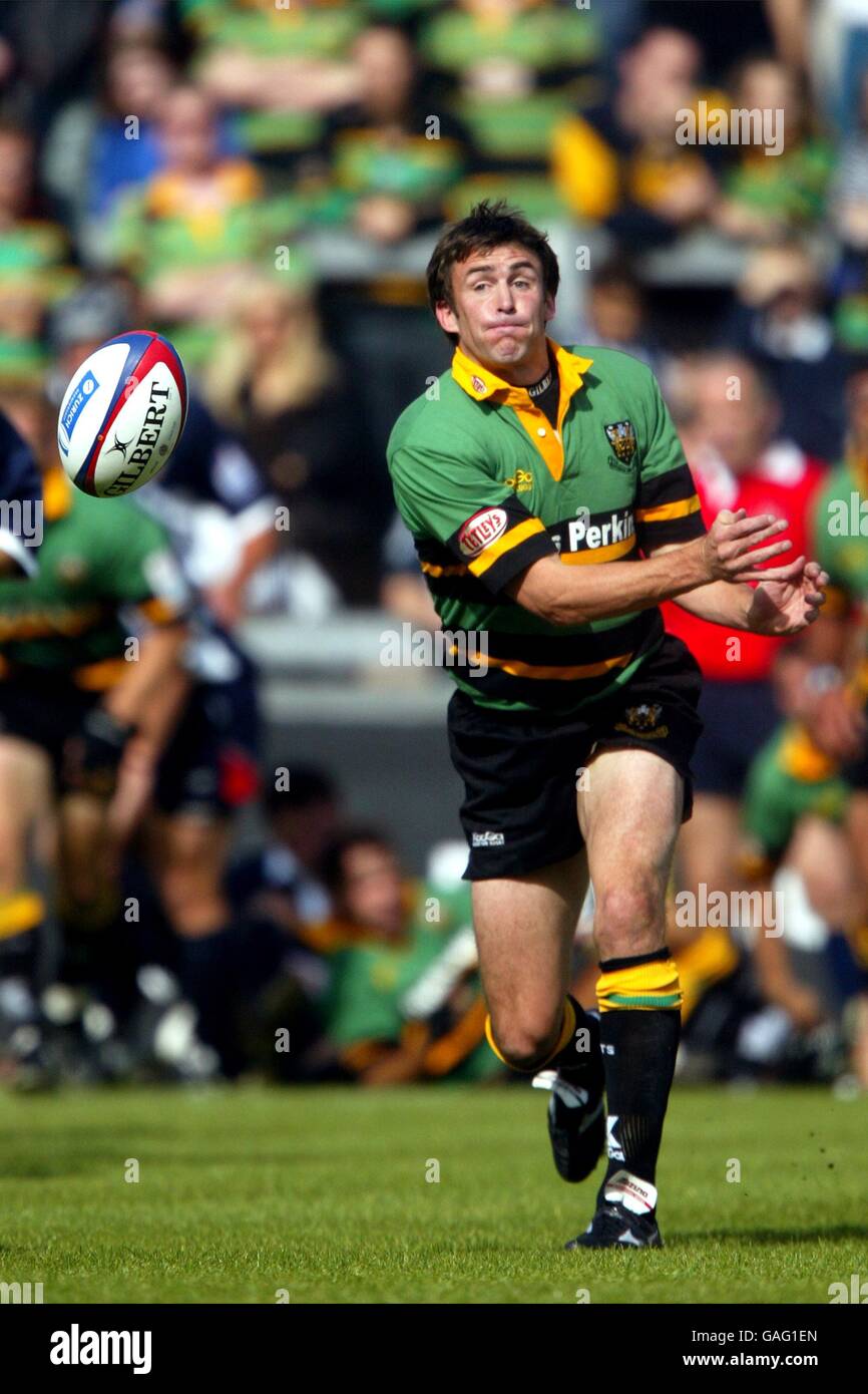 Northampton saints john leslie passes ball hi-res stock photography and ...