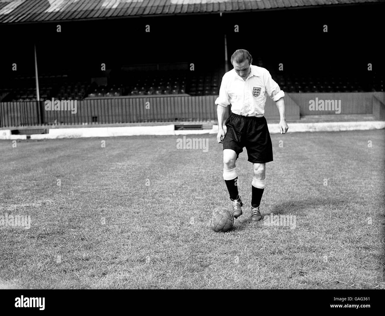 Stanley matthews england football hi-res stock photography and images ...