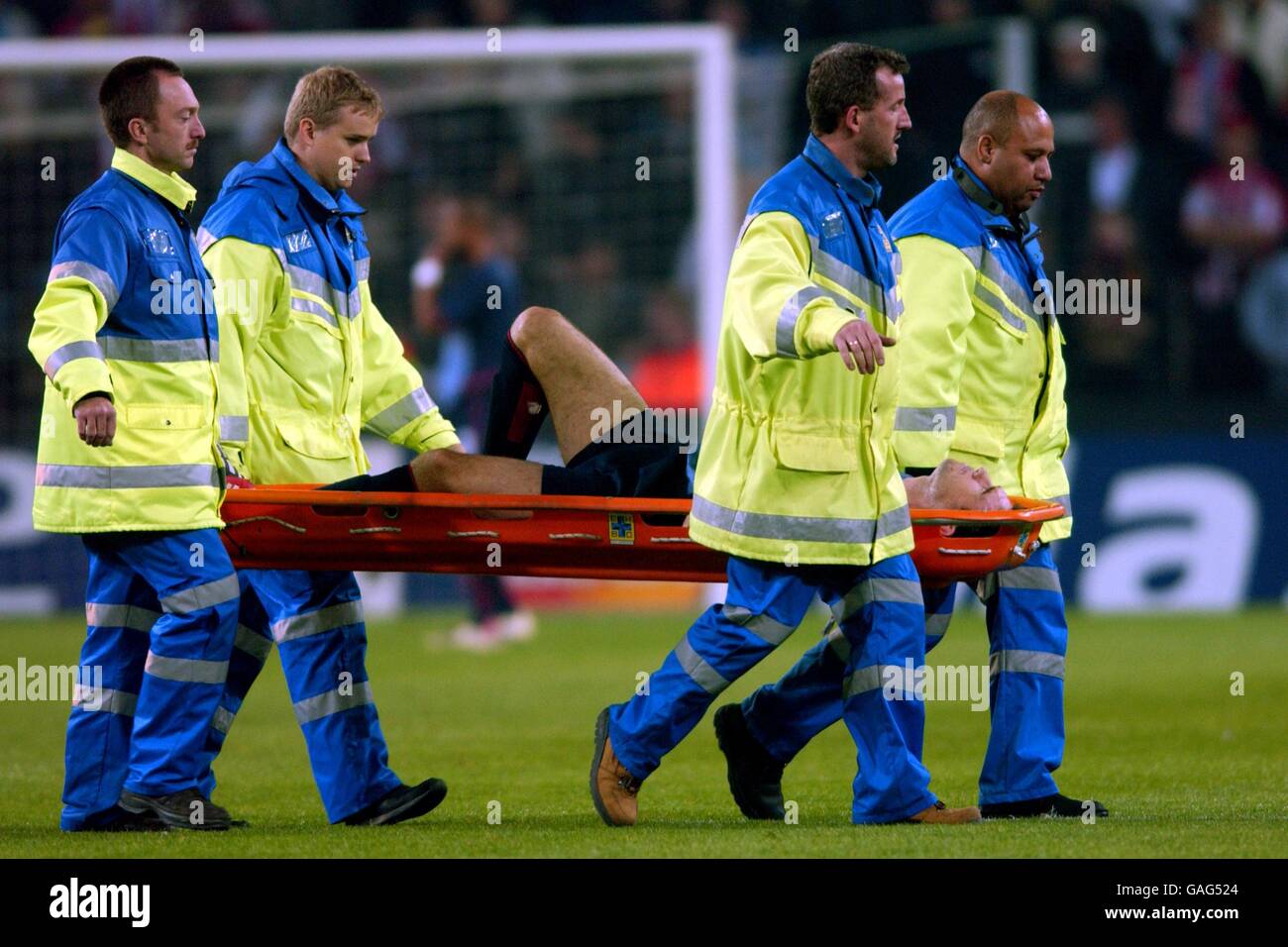 Stretcher on football pitch hi-res stock photography and images - Alamy