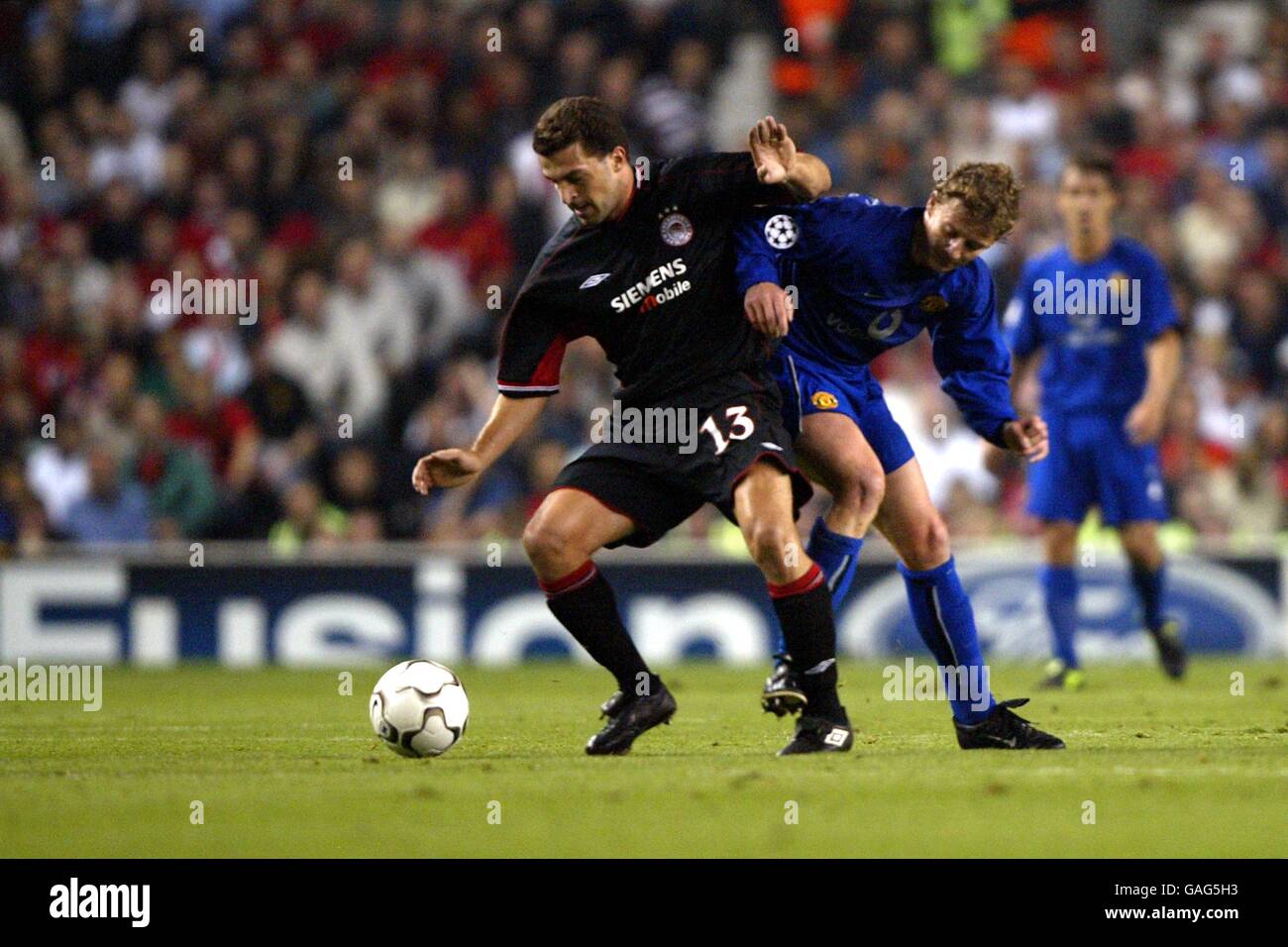 (L-R) Olympiakos' Ze Elias and Manchester United's Nicky Butt battle ...