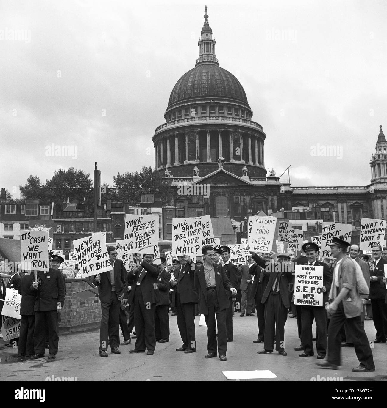 1960s offices workers hi-res stock photography and images - Alamy