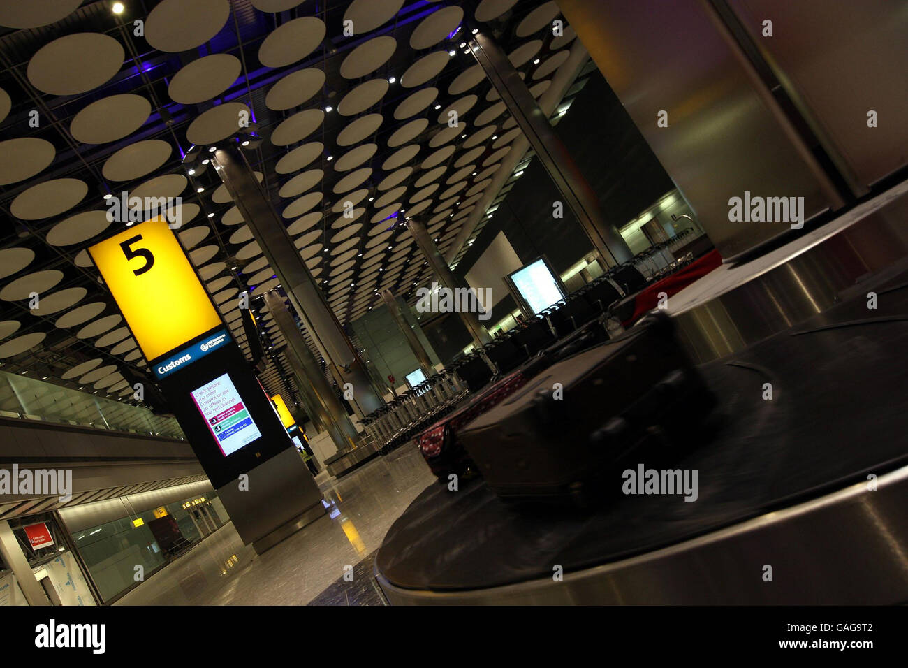 Terminal 5 heathrow construction hi-res stock photography and images ...