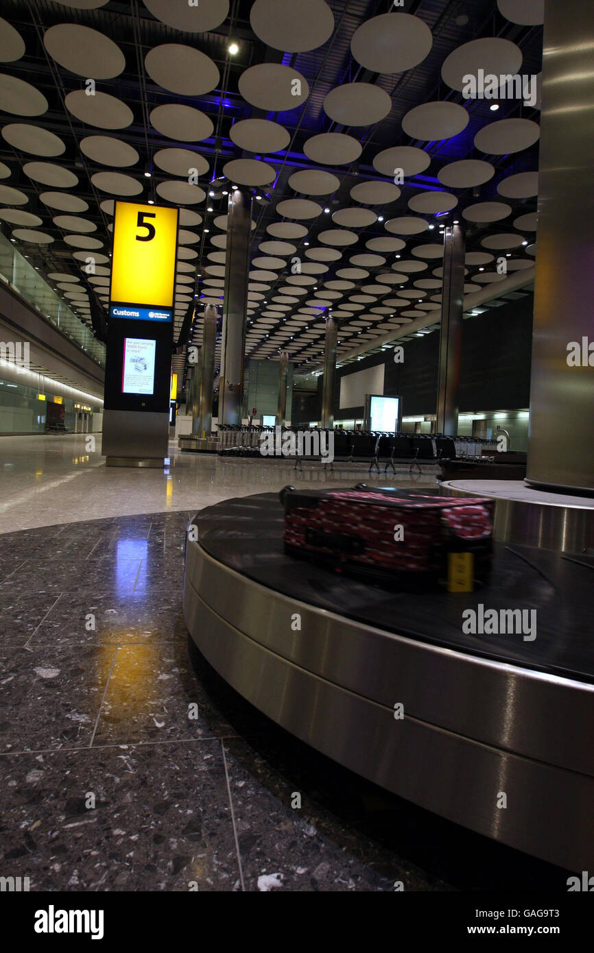 Heathrow terminal 5 construction hi-res stock photography and images ...