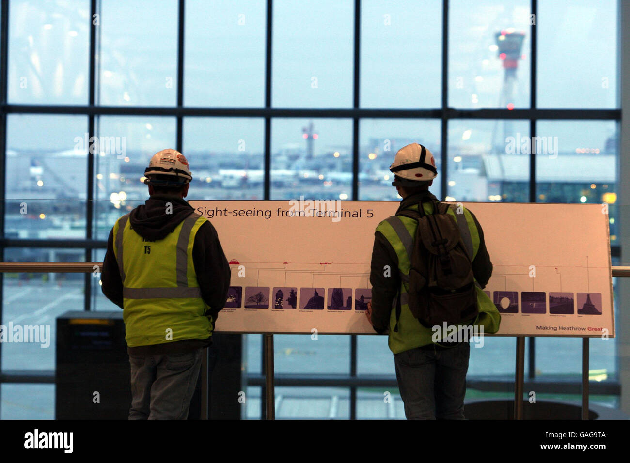 Terminal 5 heathrow construction hi-res stock photography and images ...