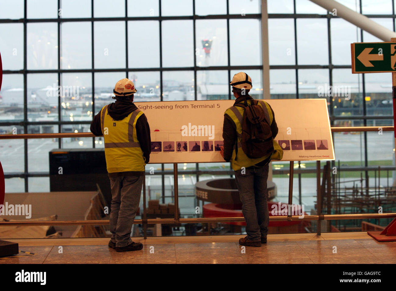 Terminal 5 heathrow construction hi-res stock photography and images ...