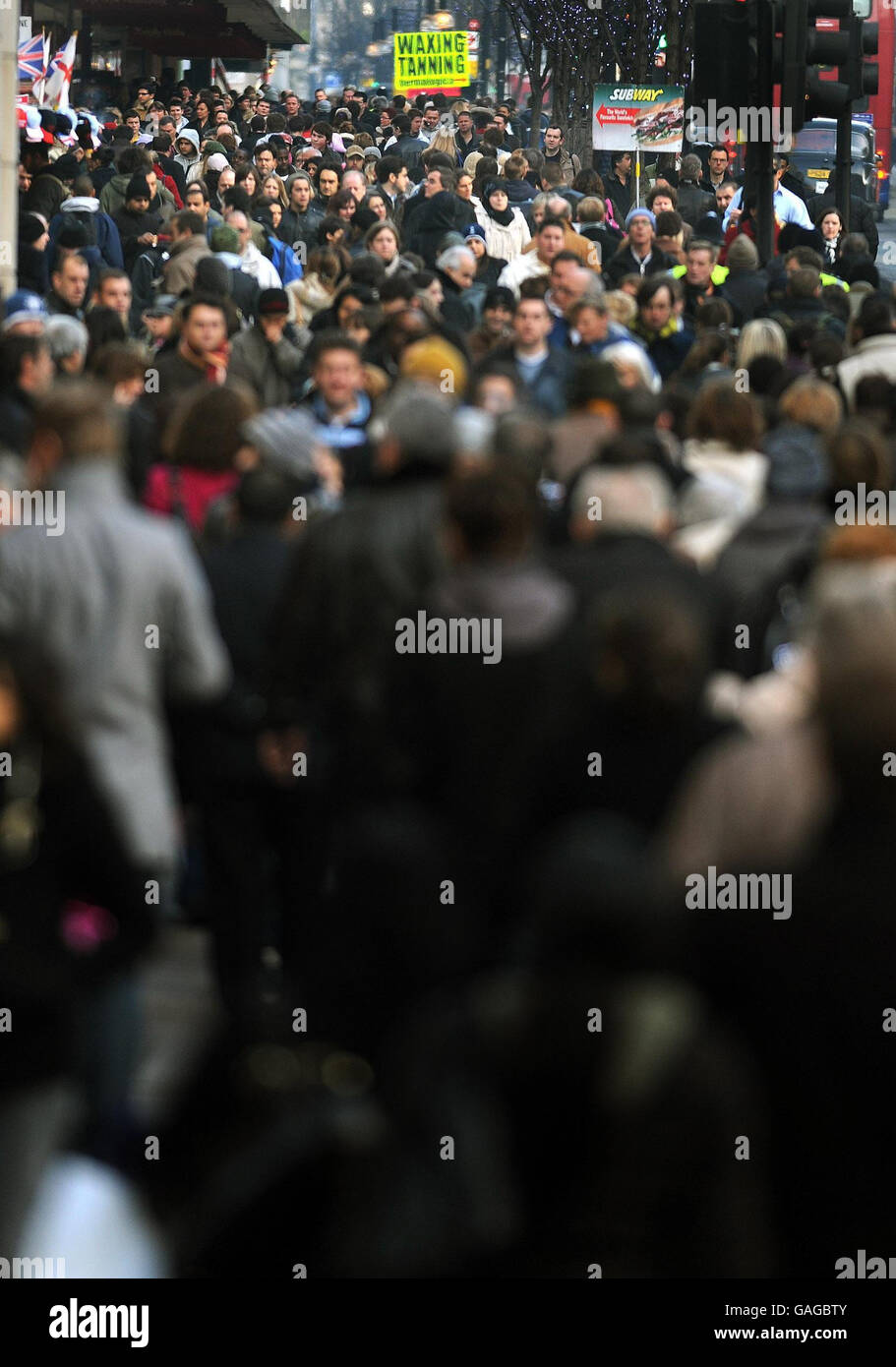 Shopping crowds london hi-res stock photography and images - Alamy