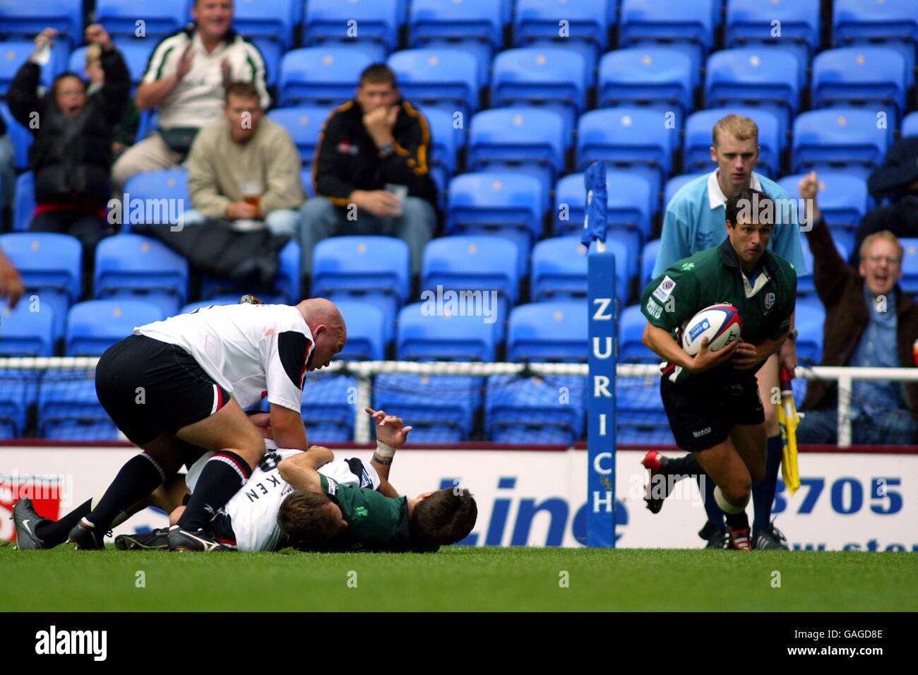London irishs barry everitt touches down try hi-res stock photography ...