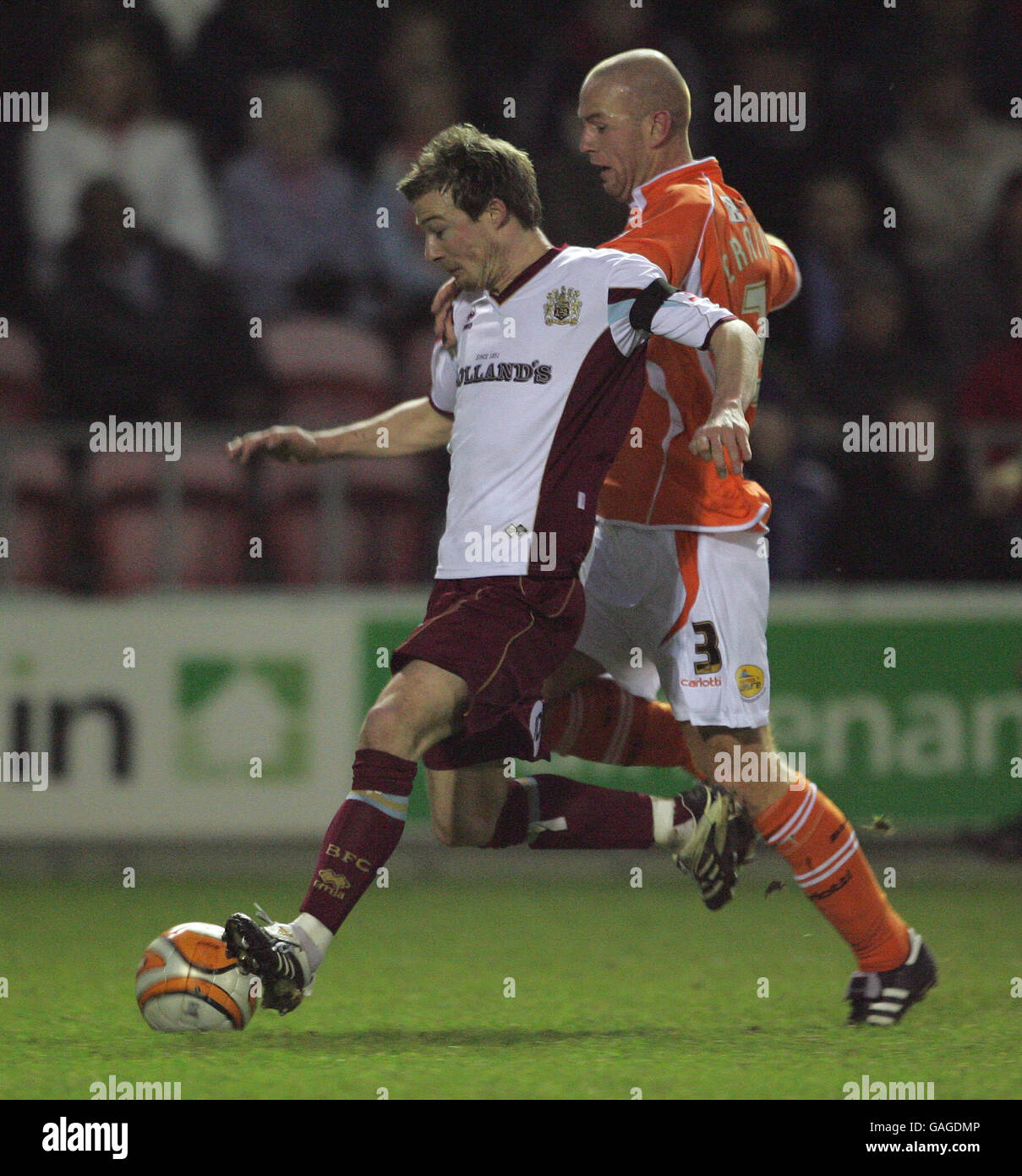 Burnley's Wade Elliott and Blackpool's Stephen Crainey Stock Photo - Alamy