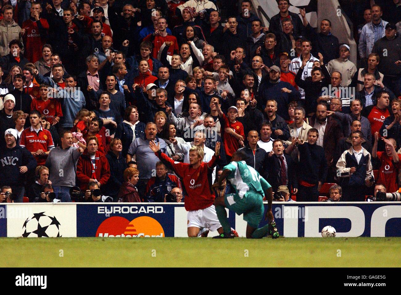 Manchester uniteds david beckham appeals for a free kick hi-res stock ...