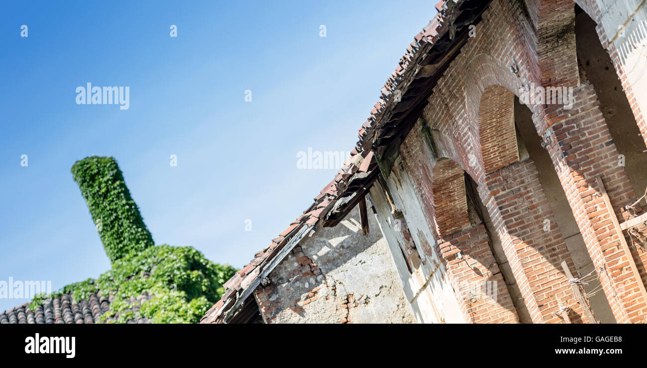 Ruined old Italian country house Stock Photo - Alamy