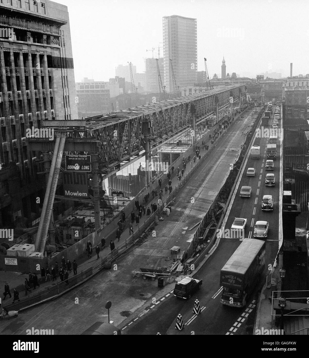 Transport - Two Way Traffic on New London Bridge Stock Photo - Alamy