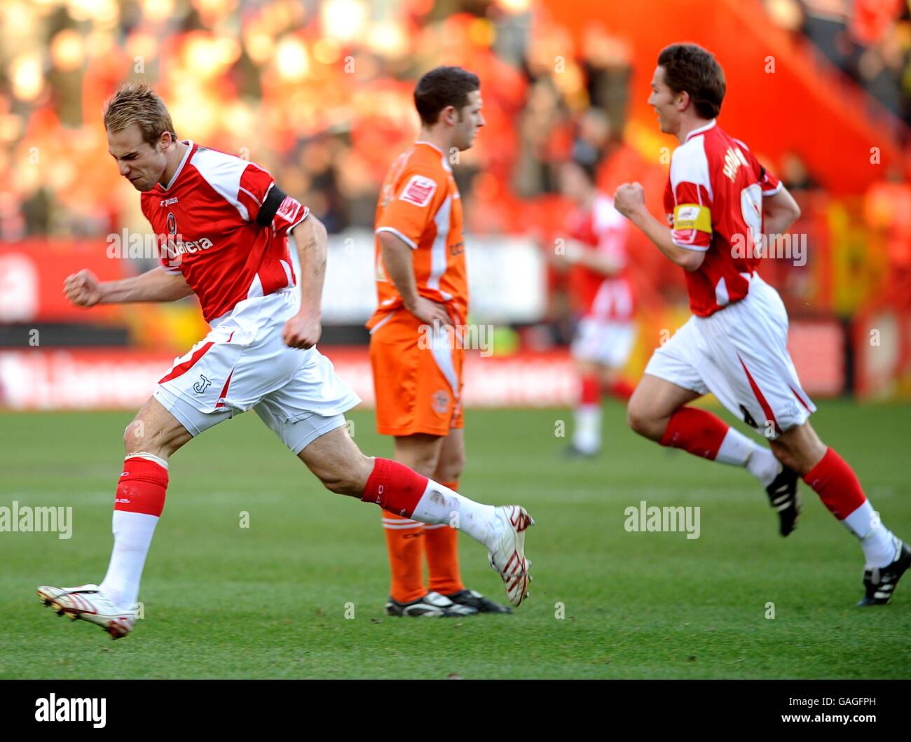 Charlton athletics luke varney celebrates goal hi-res stock photography ...