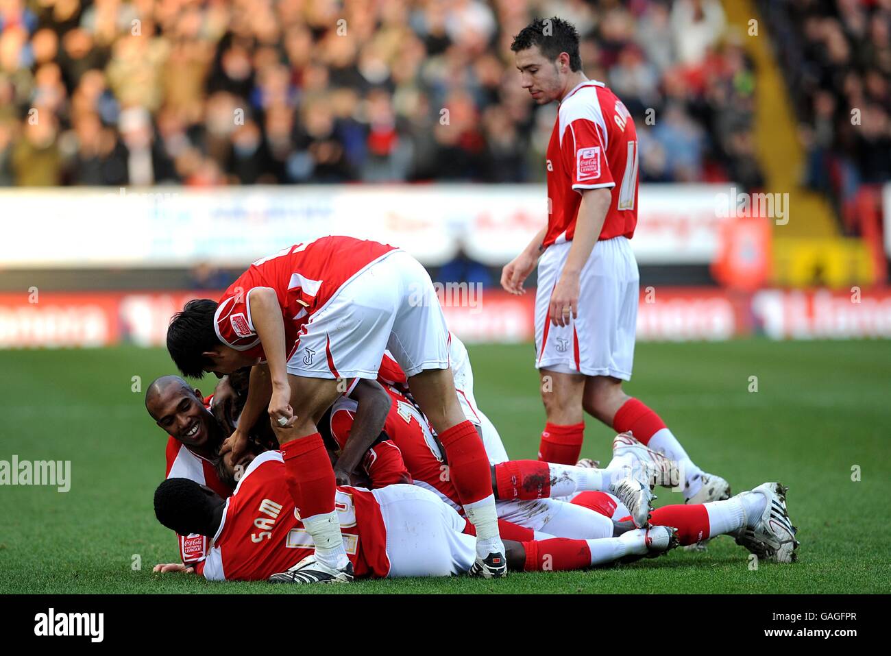 Charlton athletics luke varney celebrates goal hi-res stock photography ...