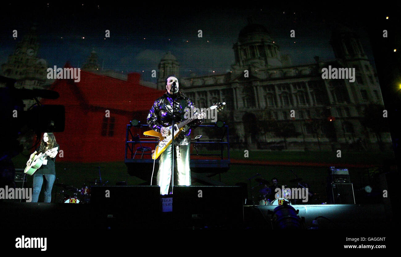 Liverpool band hi-res stock photography and images - Alamy