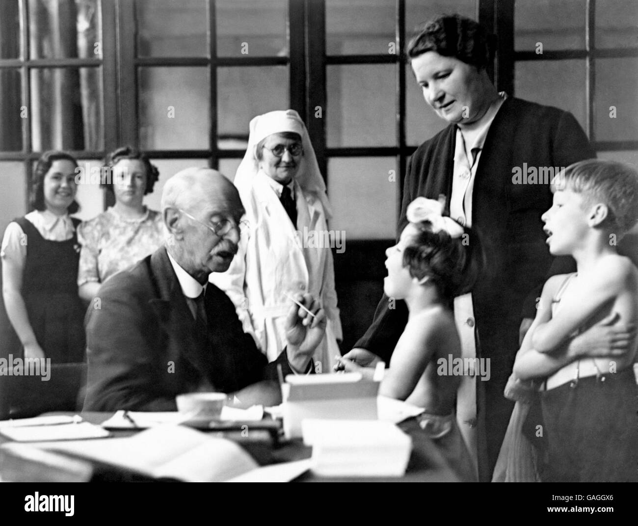 World war two children evacuees hi-res stock photography and images - Alamy