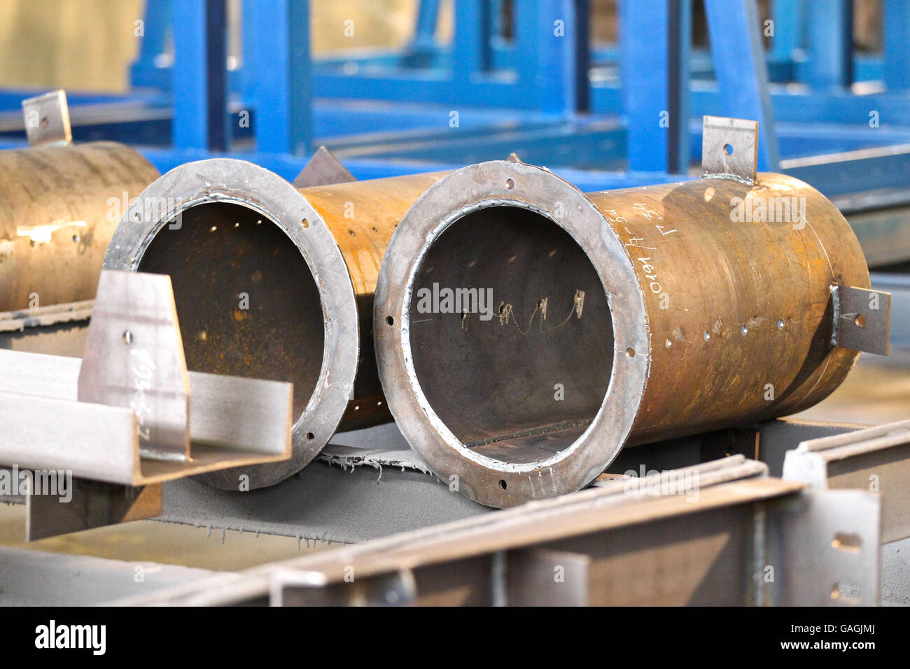Magnet holds grinding balls when loading Stock Photo - Alamy