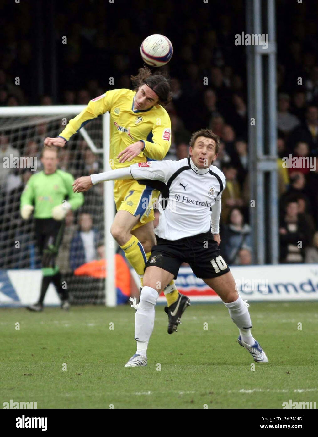 Leeds United's David Prutton in action with Luton's Darren Currie ...