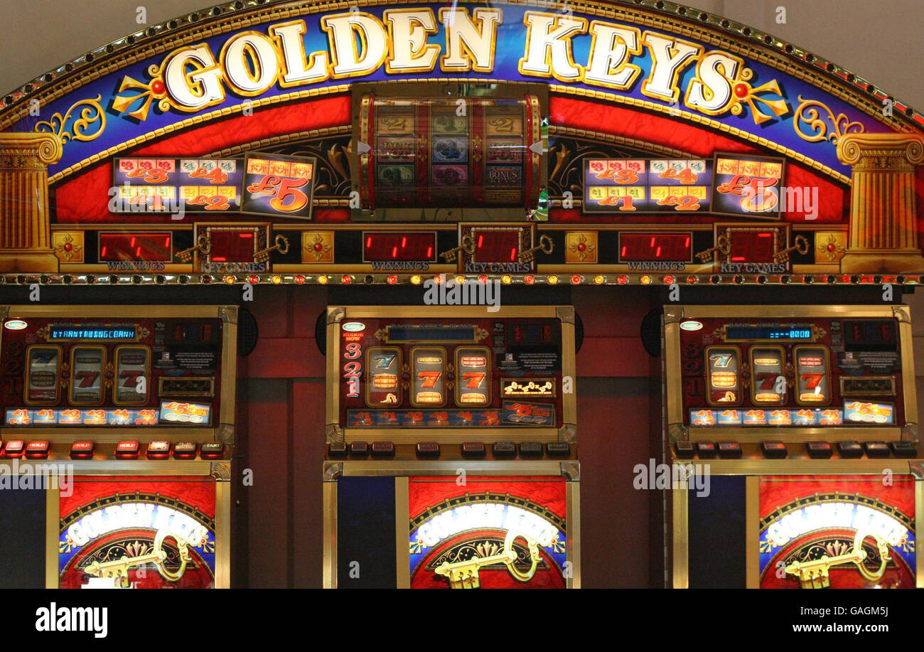 Fruit machines on brighton pier hi-res stock photography and images - Alamy