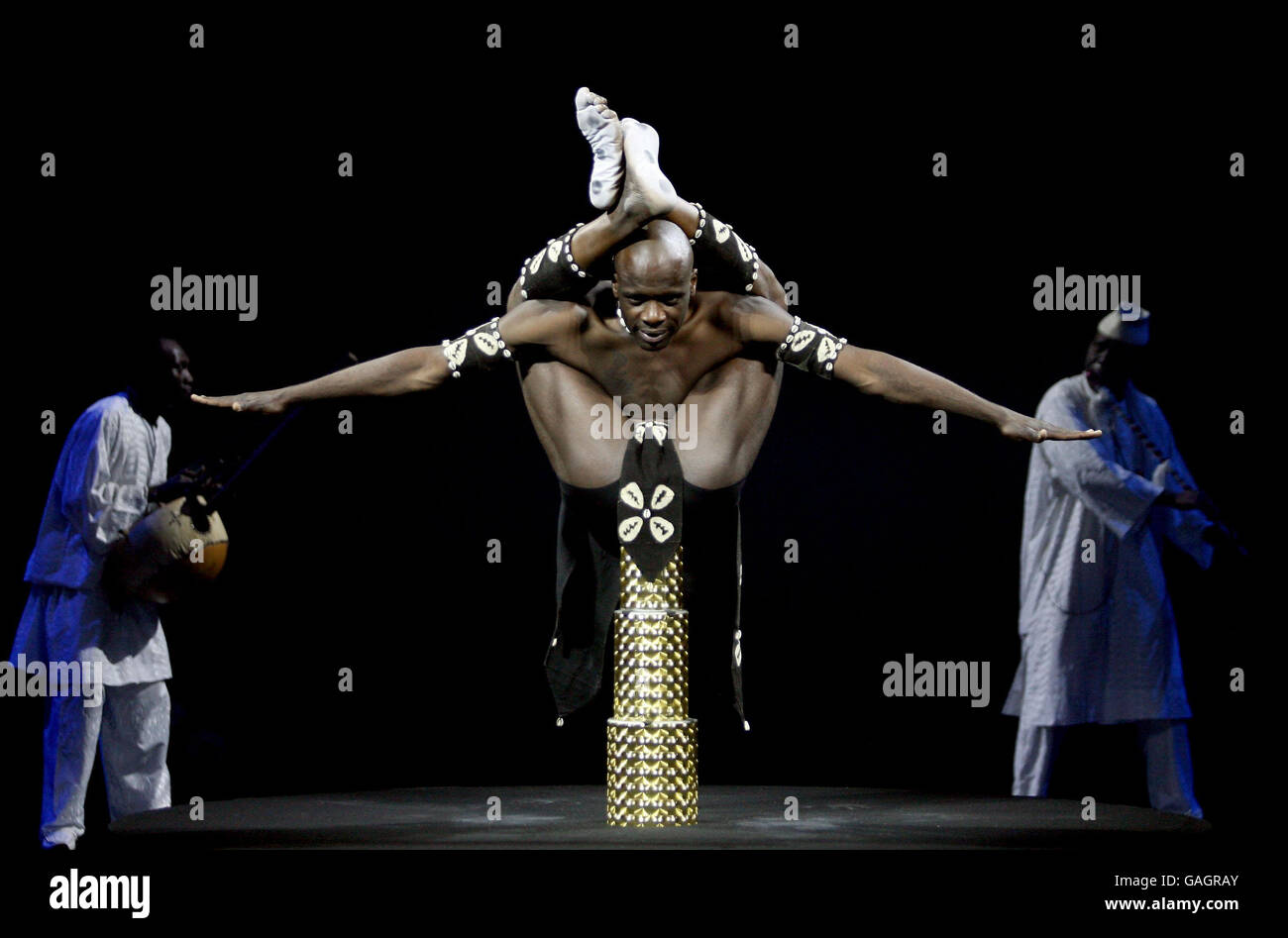 Contortionist on stage hi-res stock photography and images - Alamy