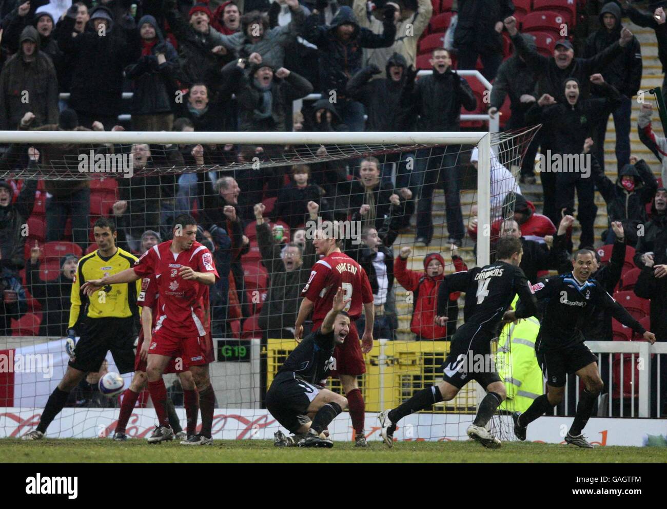 Forest's Luke Chambers (4) scores to level the game 1-1 Stock Photo - Alamy