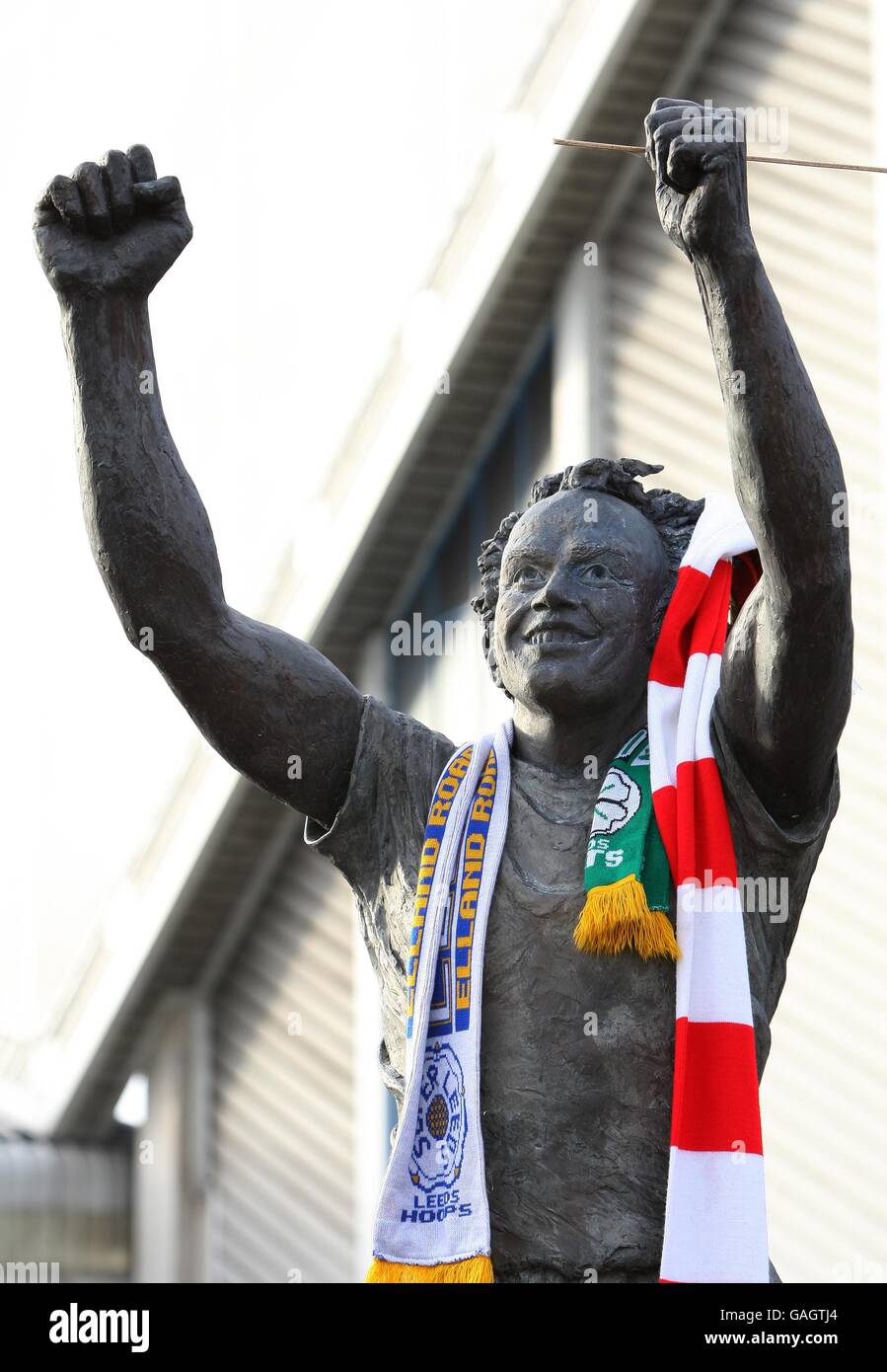 Billy Bremner Statue wears the scarfs of both Leeds and Doncaster Stock ...