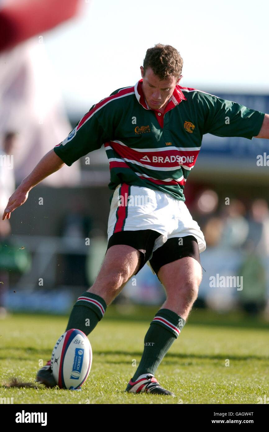Leicester Tigers' Tim Stimpson kicks a conversion attempt Stock Photo ...