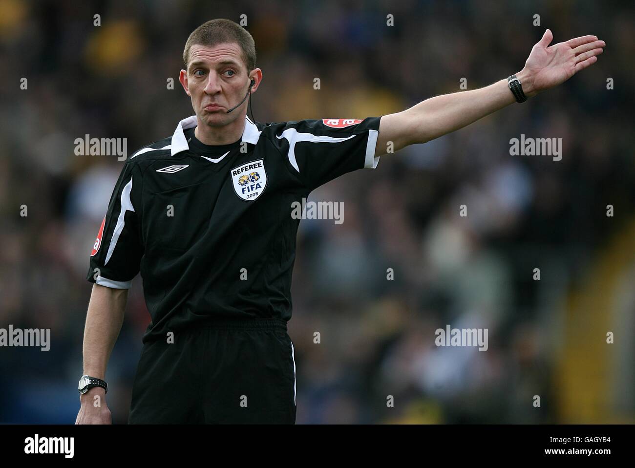 Fa referee steve tanner hi-res stock photography and images - Alamy