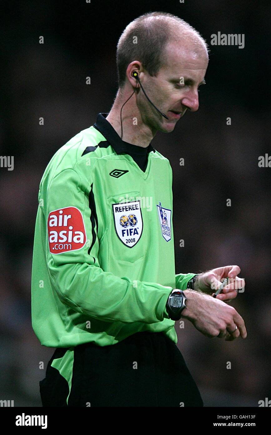 Match referee mike riley hi-res stock photography and images - Alamy