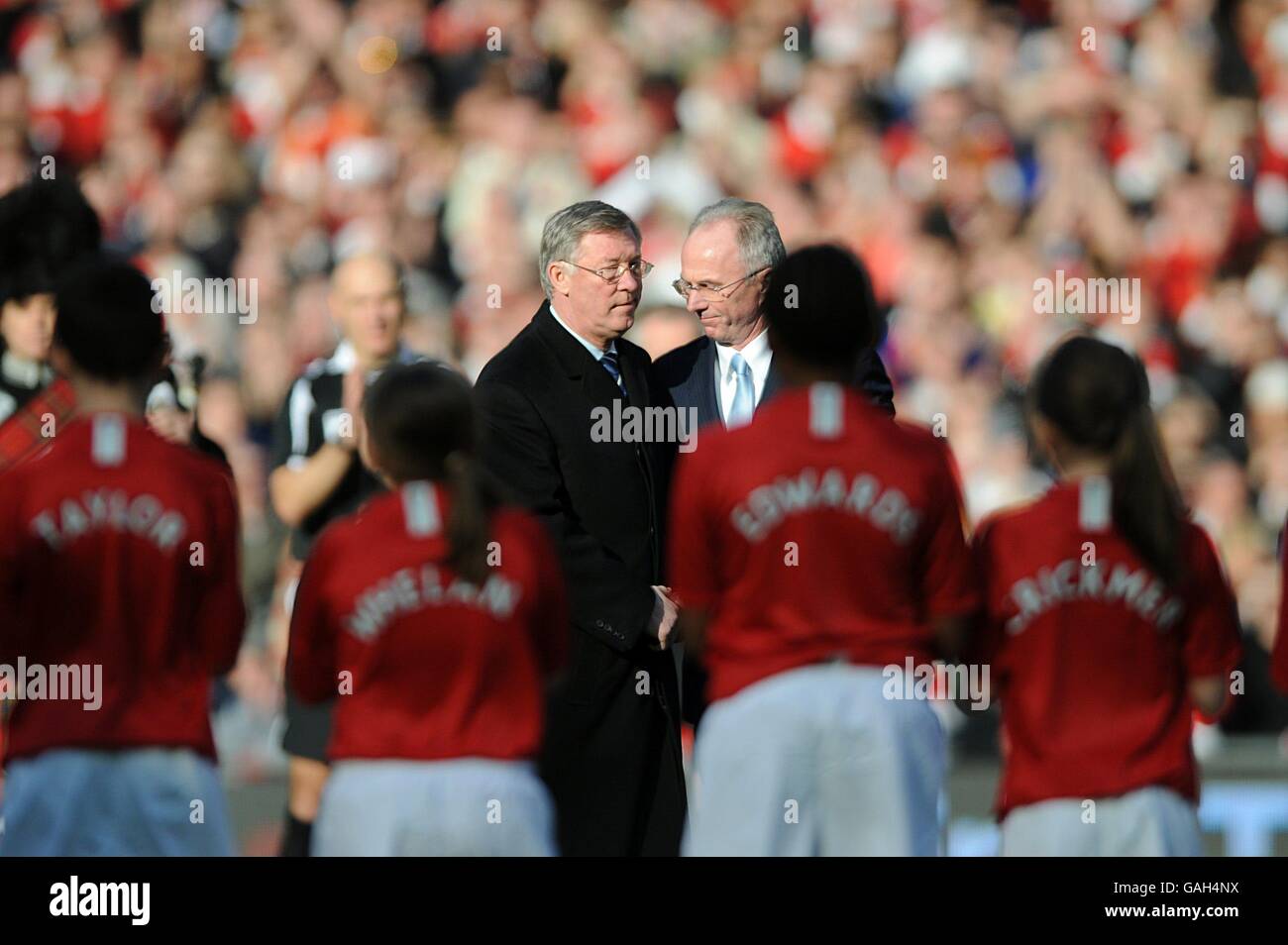 Manchester united trafford shake hands hi-res stock photography and ...