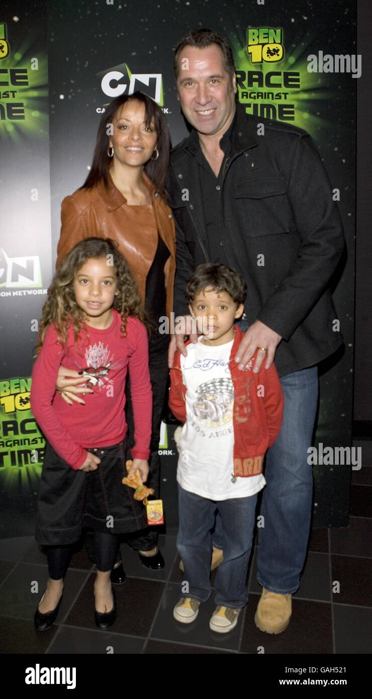 David seaman family arrive premiere ben 10 hi-res stock photography and ...