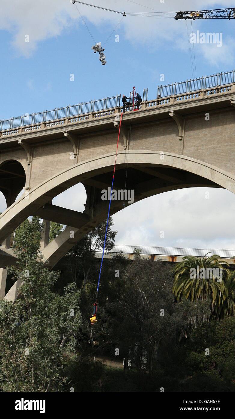 Jim Carrey bungee jumps for movie - Pasadena. Jim Carrey bungee jumps ...